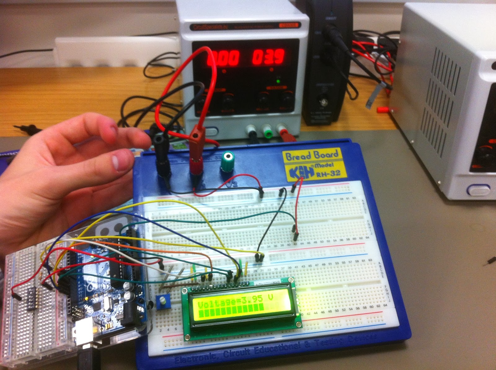 Arduino: LCD Voltmeter